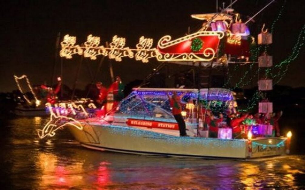 30 Pontoon Decoration & Party Ideas For A Boat Parade | HobbyKraze