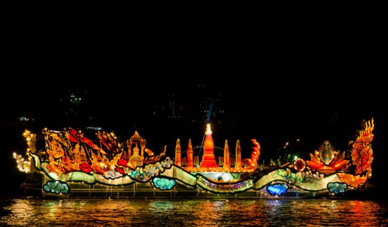 30 Pontoon Decoration & Party Ideas For A Boat Parade | HobbyKraze