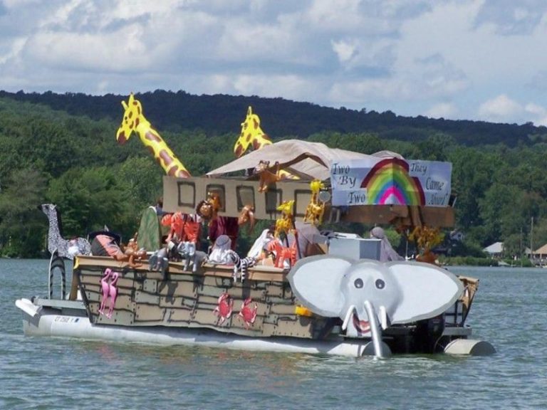 30 Pontoon Decoration & Party Ideas For A Boat Parade | HobbyKraze