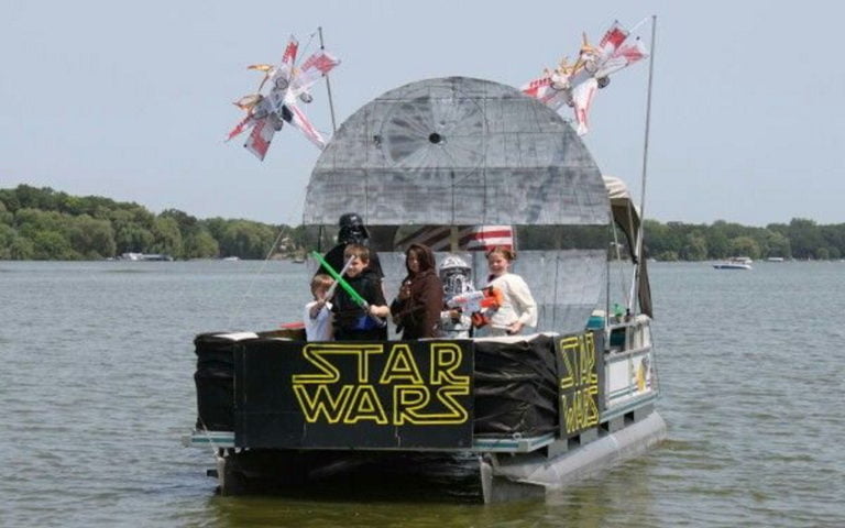 30 Pontoon Decoration & Party Ideas For A Boat Parade | HobbyKraze