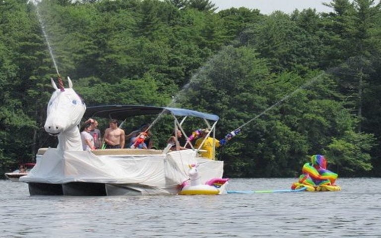 30 Pontoon Decoration & Party Ideas For A Boat Parade | HobbyKraze
