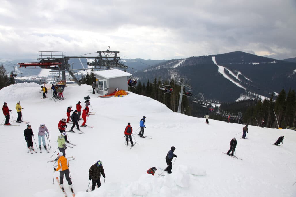 6 Best Jobs At Ski Resorts To Maximize Skiing Time? | HobbyKraze