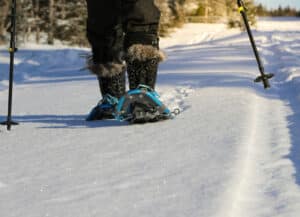 How To Walk In Snowshoes: 10 Basic Snowshoeing Techniques | HobbyKraze